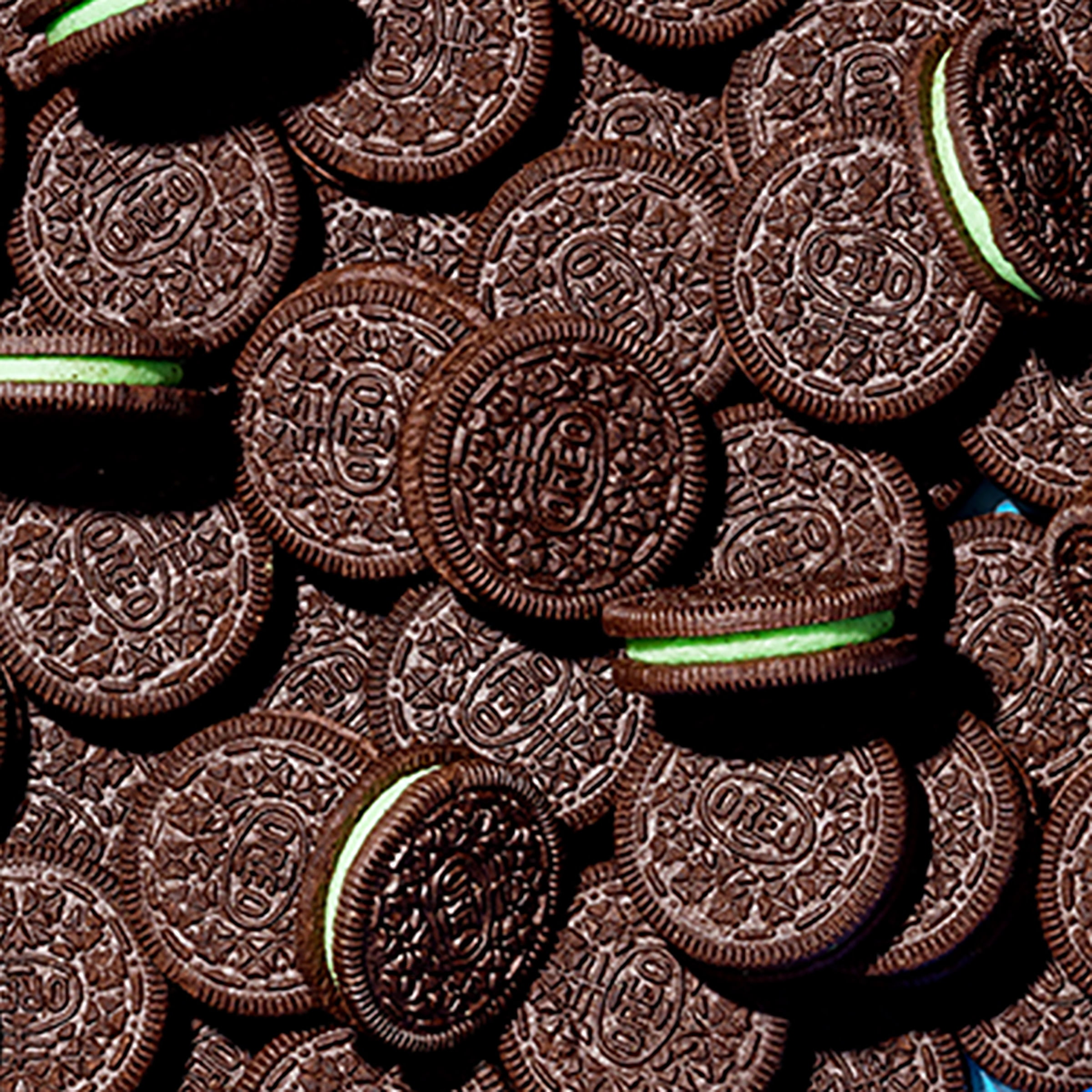 OREO Mint Creme Chocolate Sandwich Cookies 24.95 oz Party Size ...
